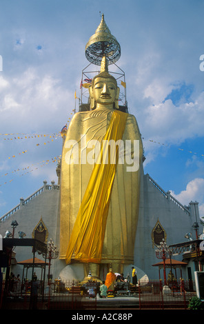 Golden Buddha statue, Wat Indrawihan, temple, Bangkok, Thailand, Asia ...