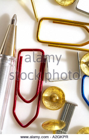 Paperclips, drawing pins and staples Stock Photo - Alamy