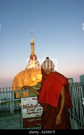 Monk, Golden rock temple, Kyaikhtiyo, Myanmar Stock Photo - Alamy