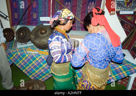 Traditional tribal dance & costumes of the B'laan (Bilaan) people of ...