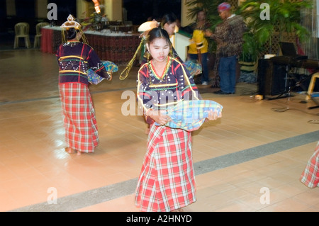 Traditional tribal dance & costumes of the B'laan (Bilaan) people of ...