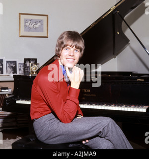Herman leader of Herman and the Hermits Pop Group was married to 22 ...