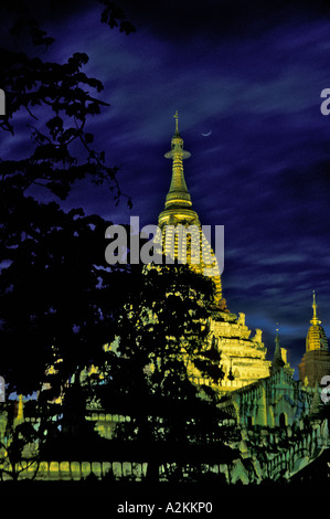 Night view of illuminated Ananda Pahto Bagan Myanmar Stock Photo - Alamy