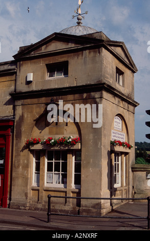 Cafe Bath on Pulteney Bridge over the river Avon Stock Photo - Alamy