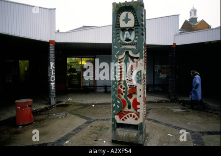 moss side manchester shopping precinct due for demolition in 1993 Stock ...