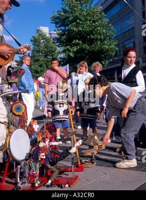 Street busker called Jolly Jack playing mandolin for crowd in Oxford ...
