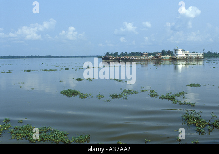 An overcrowded ferry on the Zaire river Zaire Stock Photo - Alamy