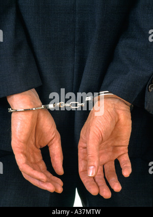 Mann in Handschellen - man in handcuffs Stock Photo - Alamy
