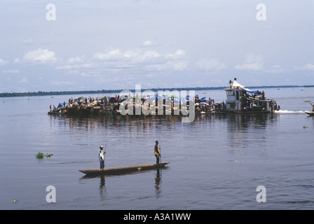 log barge congo river Stock Photo - Alamy