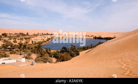 Gebraoun Lake (Ubari Lakes), Oasis in the Idehan Ubari sand sea Stock ...