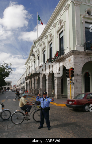 Busy street, Merida city center, Mexico Stock Photo - Alamy