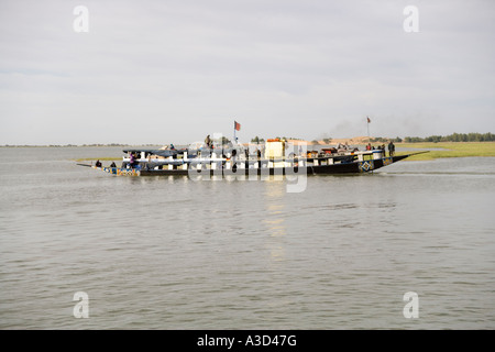 The Pirogue ferry from Mopti arrives at Korioume the port of Timbuktu ...