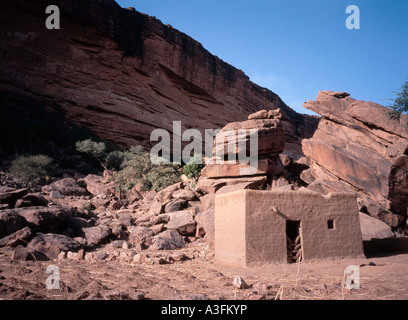 Steep rocky cliffs of the Bandiagara Escarpment in southern Mali Stock ...