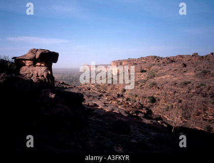 Steep rocky cliffs of the Bandiagara Escarpment in southern Mali Stock ...