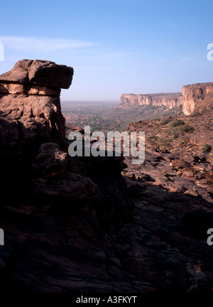 Steep rocky cliffs of the Bandiagara Escarpment in southern Mali Stock ...