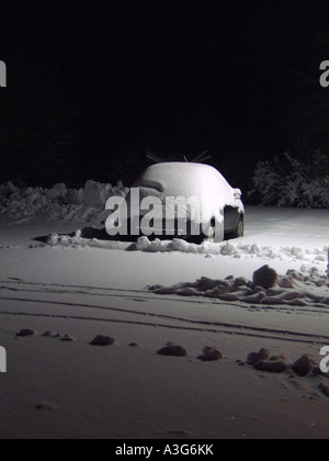snow bound car at night Stock Photo - Alamy