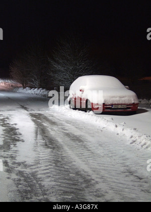 snow bound car at night Stock Photo - Alamy