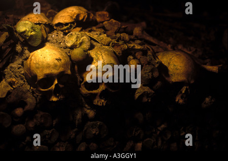 Skulls decorate the underground tunnels of the Paris Catacombs Stock ...