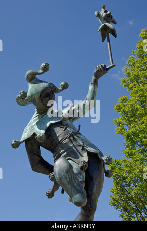 Statue of Shakespearian jester fool Town Centre Stratford Upon Avon ...