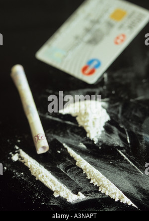 Lines of Cocaine ready for snorting with rolled up bank note to snort ...