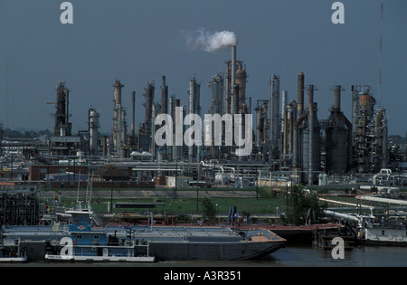 Oil refinery on the Mississippi River near New Orleans, Louisiana Stock ...