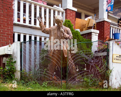 Elvis Presley statue at the Mini Graceland replica in a yard in Roanoke ...