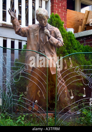 Elvis Presley statue at the Mini Graceland replica in a yard in Roanoke ...