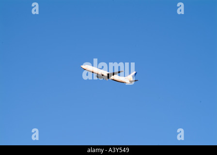 Jet plane flying upward overhead during takeoff Stock Photo - Alamy