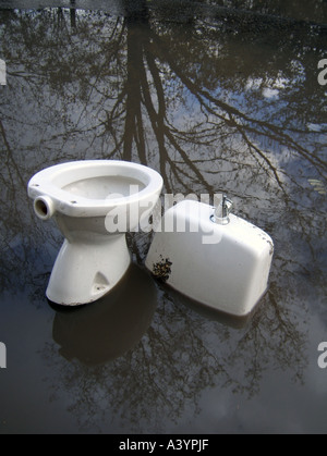 dumped toilet pan Stock Photo - Alamy