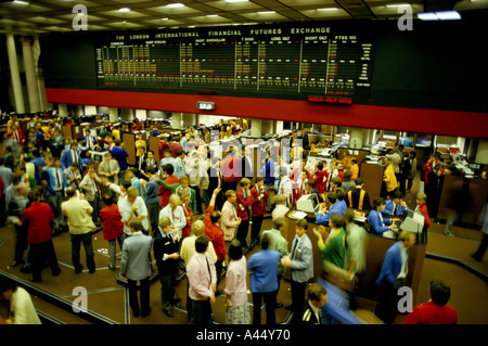 liffe traders on the exchange floor beneath index display london 1990 ...