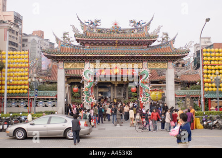 Taiwan Taipei Crowd Of Chinese People At Longshan Buddhist Temple China ...