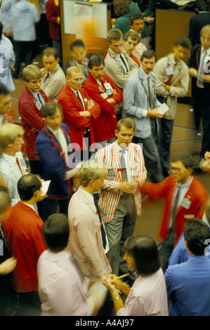 Traders on the Liffe trading floor at the London Stock Exchange ...