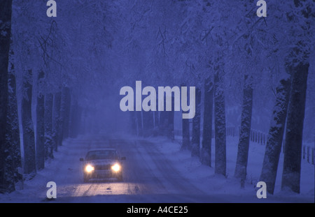 A car is driving in the snow, Germany, 09. November 2016. Photo: Frank ...