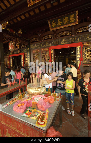 Worshippers in the Cheng Hoon Teng Temple on Jalan Tokong Chinatown ...