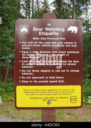 Warning sign: Do not feed the bear Stock Photo - Alamy