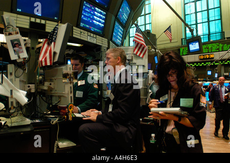 Stockbrokers busy on the trading floor of the New York Stock Exchange ...