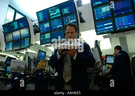 Stockbrokers busy on the trading floor of the New York Stock Exchange ...