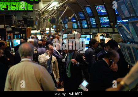 Stockbrokers busy on the trading floor of the New York Stock Exchange ...