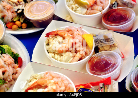 Shrimp cocktails Fast food to-go cups Stock Photo - Alamy