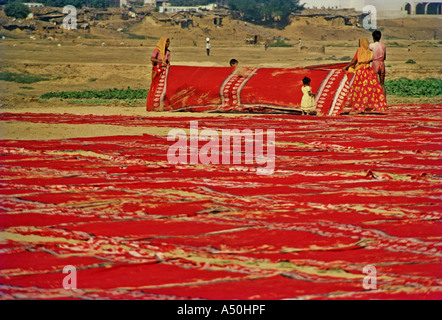 People drying the clothes near Sabarmati Stock Photo - Alamy