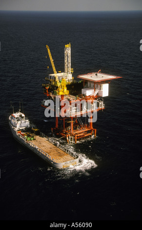 Oil platform in the Gulf of Mexico Stock Photo - Alamy