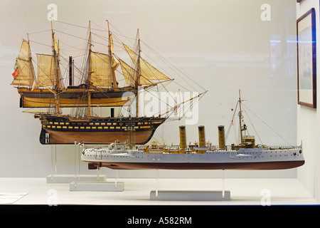 Building of historic ship models at model ship factory Voiliers De L ...