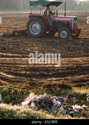 Trash on edge of farm field in Kathwada, Gujarat, India Stock Photo - Alamy