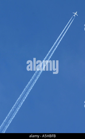 Jetplane going up Stock Photo - Alamy
