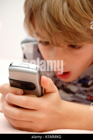 Junge mit Handy boy with mobile Kind Menschen Mensch Personen Leute ...