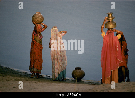 PHEENCH VILLAGE WOMEN COLLECTING WATER BISHNOI CASTE FARMING CASTE ...