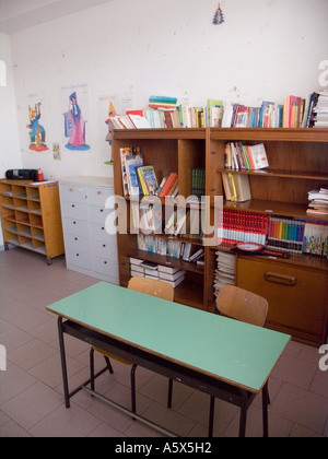 italian elementary school library classroom Stock Photo - Alamy