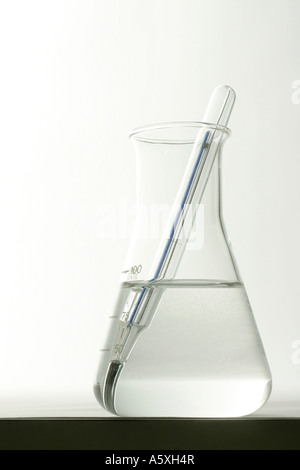 erlenmeyer flask with thermometer Stock Photo - Alamy