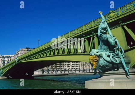 MIRABEAU BRIDGE - PARIS - FRANCE Stock Photo - Alamy