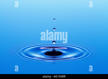 Round water drops in close-up view on wooden background Stock Photo - Alamy
